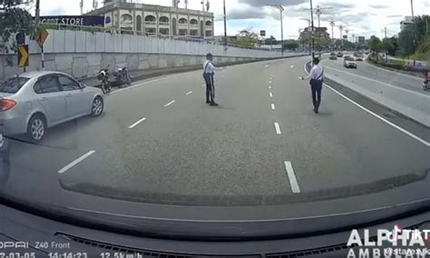 再有救护车遭交警拦下，据悉为让路首相车队