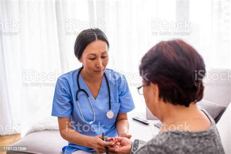 수석 환자와 간병인 사이의 긍정적 인 관계를 닫습니다 2명에 대한 스톡 사진 및 기타 이미지 2명 간호사 성인 전용