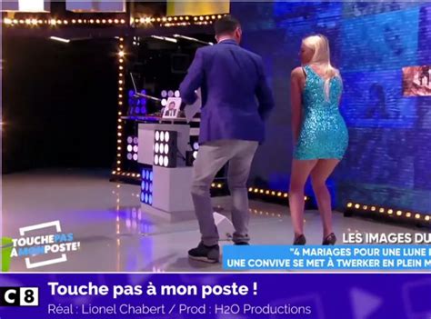 Photos Miley Cyrus Fesses à Lair Caresses De Lentrejambe Twerk