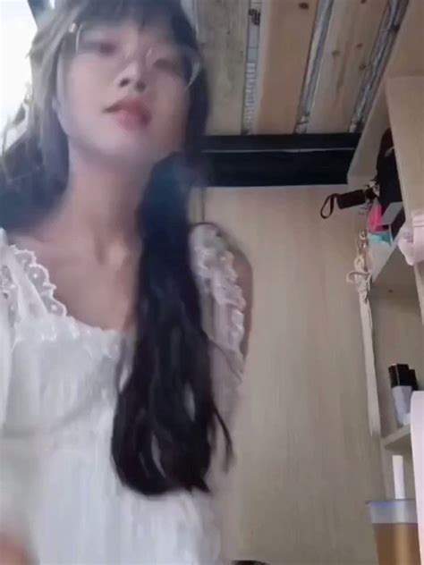 驚 on Twitter 眼镜娘 眼镜婊 清纯 女大学生 意淫 反差 投稿 推友匿名投稿大一学妹朋友圈分享的自拍视频