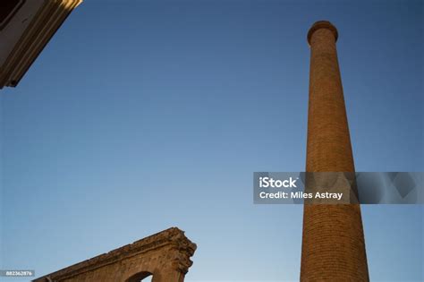 기념비적인 아치와 굴뚝 바르셀로나 스페인에 있는 집 건축 Juxtapositions 0명에 대한 스톡 사진 및 기타 이미지
