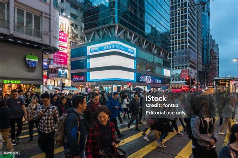 사람들이 건너 나 단 로드 중 몽 콕에서 가장 인구 밀도가 세계 홍콩 구 룡에서 지역 간판에 대한 스톡 사진 및 기타 이미지