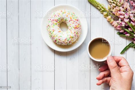 한 잔의 커피와 가벼운 나무 테이블에 루피 너 스 꽃 도넛으로 여전히 생활 공간 복사 0명에 대한 스톡 사진 및 기타 이미지 0명 구도 꽃 식물 Istock