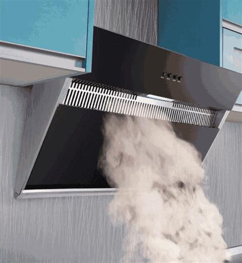 炒菜时，油烟机开着，为啥厨房还到处是油污？原因其实很简单！ 知乎