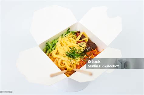 흰 배경에 고립 된 상자와 나무 젓가락에 쌀 욱 아시아 음식 배달 스튜디오 샷 0명에 대한 스톡 사진 및 기타 이미지 0명