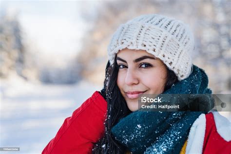 눈 덮인 겨울 숲에서 야외에 서있는 젊은 여성의 정면 보기 초상화 20 29세에 대한 스톡 사진 및 기타 이미지 20 29세 Z세대 겨울 Istock