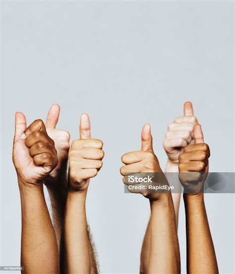 엄지 손가락 기호를 제공하는 다양한 그룹의 사람들이 손 기호로 승인 또는 허가를 나타냅니다 팔 들기에 대한 스톡 사진 및 기타