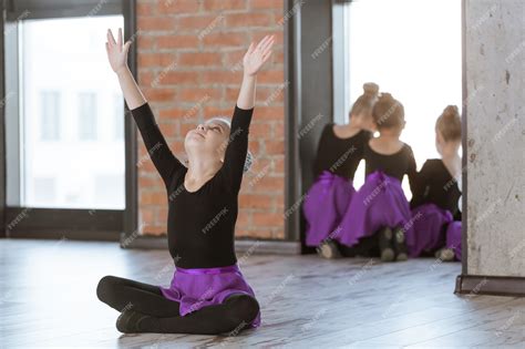 Lindos Bailarines De Niños Pequeños En Estudio De Danza Foto Premium