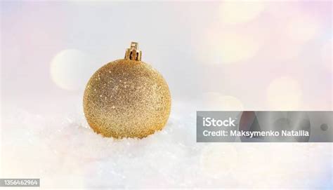 밝은 배경에 눈위에 황금 빛 빛나는 크리스마스 공 크리스마스와 새해 반짝이 빛나는 배경 크리스마스 구성 크리스마스 겨울 새해 컨셉홈 장식 새해 장식 0명에 대한 스톡 사진