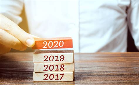 사업가는 나무 블록 2020을 구축합니다 새해의 시작의 개념입니다 새로운 목표 다음 10 년 세상의 동향과 변화 계획 및 계획을
