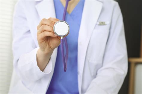 알 수 없는 의사 여성은 청진 기 헤드 클로즈업을 보유 하 고 있습니다 의사는 검사 하 고 환자를 도울 준비가 되어 있습니다 건강 관리 최고의 치료 및 의학 개념에 대 한