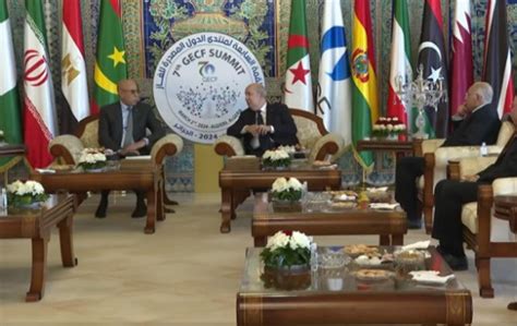 رئيس الجمهورية يجري محادثات مع نظيره الموريتاني بالقاعة الشرفية لمطار