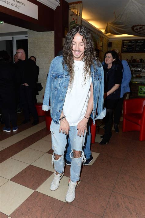 Michał Szpak pokazał owłosione nogi w dziurawych spodniach Sexy