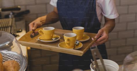 Une Femme Tenant Un Plateau Avec Deux Tasses De Café Photo Image De