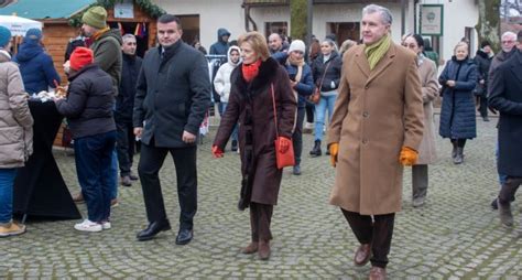 Sute de pachete de sărbători au fost oferite de Familia Regală unor familii din Săvârşin