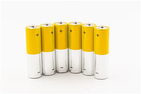 흰색 배경에 회색 노란색 알칼리성 Aa 배터리의 사진 충전식 Nimh 배터리의 재활용 가장 인기있는 어큐뮬레이터 크기입니다 공간을 복사합니다 개념에 대한 스톡 사진 및 기타
