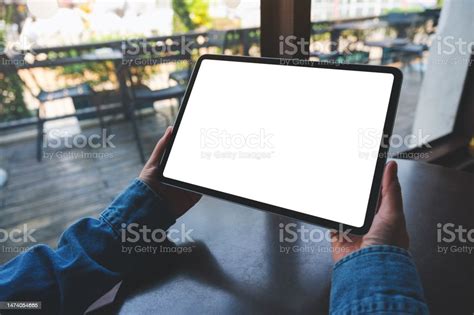 빈 흰색 데스크톱 화면디지털 태블릿을 들고 있는 여성의 모형 이미지 35 39세에 대한 스톡 사진 및 기타 이미지 35 39세 가정 생활 개념 Istock