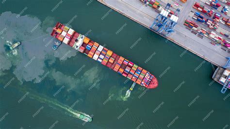 컨테이너선 글로벌 비즈니스 기업 화물운송 수입수출 수출물류 및 컨테이너선별 운송 컨테이너선 화물 화물운송 해상운송 국제전세계 프리미엄 사진