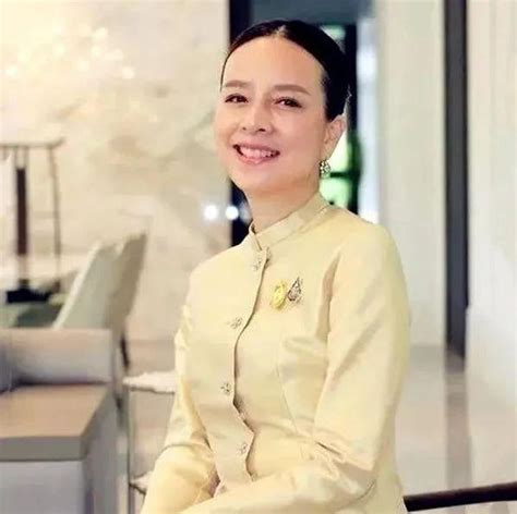 56岁泰国华裔伍伦盼发带，以及礼裙的装点，衣品高确实令人欣赏 知乎