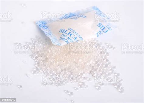 Silicagel 펠 릿 및 흰색 바탕에 가방 규토에 대한 스톡 사진 및 기타 이미지 규토 0명 가방 Istock