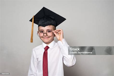 정사각형 학술 모자와 흰색 셔츠 보정 안경을 입은 소년 흰색 배경입니다 학교 개념 개념에 대한 스톡 사진 및 기타 이미지