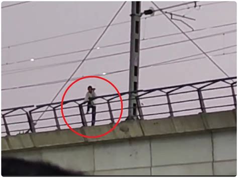 Delhi Metro के ट्रैक से कूदने जा रही थी लड़की पुलिस ने ऐन मौके पर ऐसे