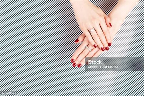 검은 색과 흰색 줄무늬 배경에 완벽한 매니큐어와 두 여성의 손 건강한 생활방식에 대한 스톡 사진 및 기타 이미지 건강한 생활
