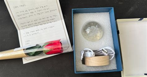 극단리플레이 🌟 소중한 선물 잊지 못할 기억 🌟 교육 프로그램에 참여한 한 아이가 건네준 작은 선물 겉보기엔 소박하지만 저에게는 그 어떤 것보다 큰 의미로