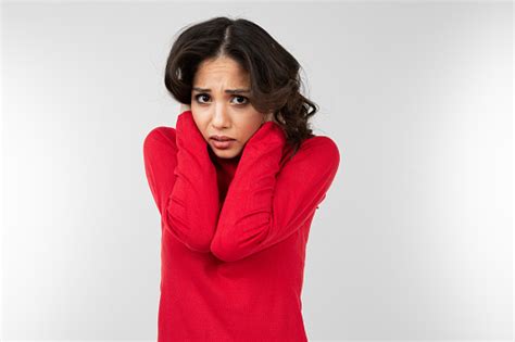 불확실한 갈색 머리 소녀 에 A 빨간 스웨터 시도 에 숨기기 에 A 화이트 스튜디오 배경 20 24세에 대한 스톡 사진 및 기타 이미지 20 24세 갈색 머리 귀여운