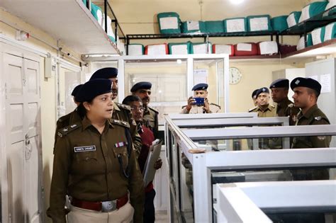 पौड़ी गढ़वाल Ssp ने किया पुलिस कार्यालय की प्रधान लिपिक व आंकिक शाखा