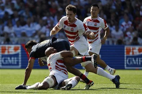 ＜日本・アルゼンチン＞日本代表は無念の敗戦。立ち尽くすリーチと姫野（撮影・篠原岳夫） ― スポニチ Sponichi Annex スポーツ