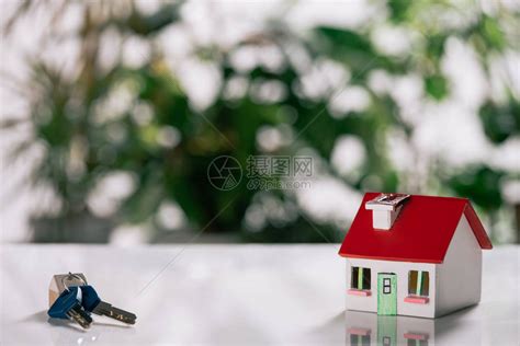 白桌抵押贷款概念的钥匙和住房模式有高清图片下载 正版图片502815421 摄图网
