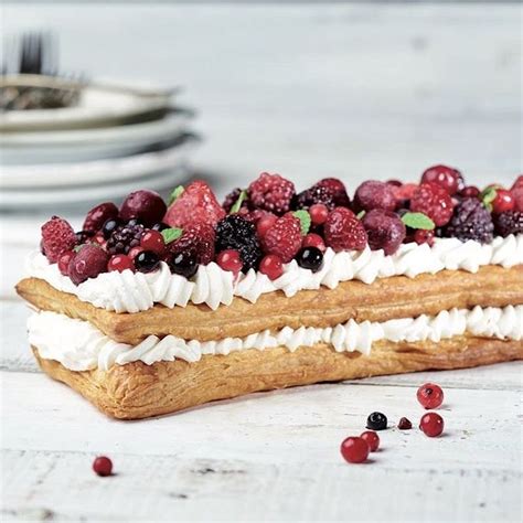 Tarta De Hojaldre Con Nata Y Frutos Rojos Frambuesas Hojaldre