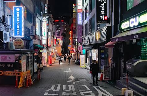 回顾：首个零生育率国家诞生了，为何年轻人不结婚也不愿生娃？