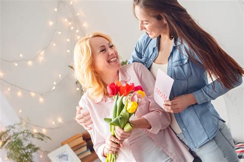 어머니과 딸 함께에 홈 축 서 서 딸 포옹 엄마 제공 인사말 카드 가정 생활에 대한 스톡 사진 및 기타 이미지 가정 생활