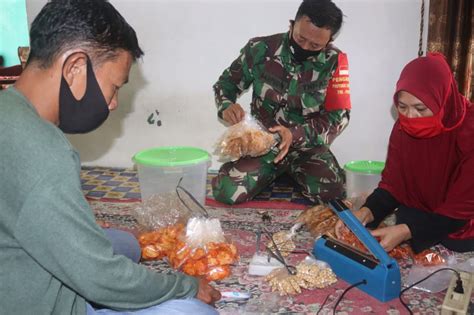 Tingkatkan Perekonomian Warga Babinsa Kodim KBL Produksi Makanan Ringan