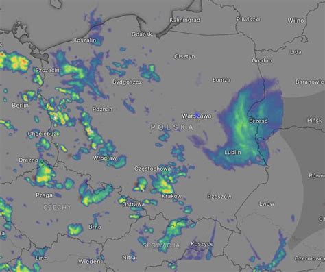 Burze w dużej ilości występują nad Polską Obserwowane są intensywne opady a nawet zalążki trąb