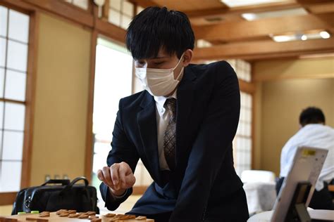 長野 将棋ニュース On Twitter 村）小山アマ―井出五段戦、指し直し局は先手の井出五段が四間飛車を採用し、小山さんが居飛車穴熊で