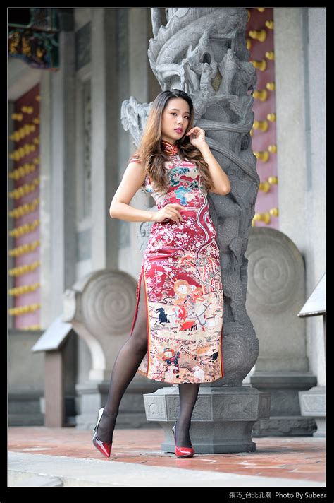 거리 사진 실크 발 No098 치파오를 입은 아름다운 긴 다리 모델 장차오 검은 실크 하이힐과 아름다운 다리 V2ph