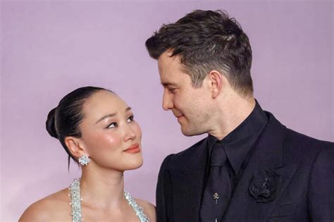 Yerin Ha Und Luke Thompson Elegante Bridgerton Premiere In Paris
