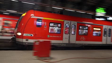 Schaden An S Bahn Oberleitung Zug Im Frankfurter Tunnel Evakuiert