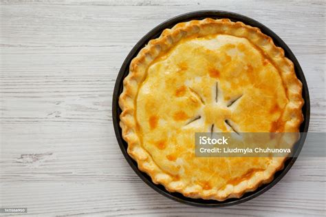 하얀 나무 표면에 치킨 팟 파이 조각 상단 전망 위에서 평평한 누워 오버 헤드 텍스트를위한 공간 0명에 대한 스톡 사진 및 기타