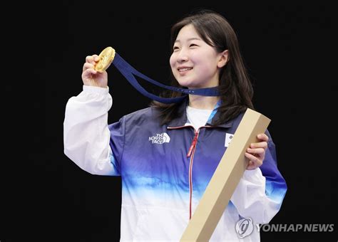금메달 목에 건 사격 반효진 연합뉴스