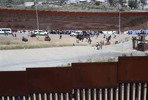 Joe Biden ordena reforzar muro fronterizo en Río Grande zona por donde
