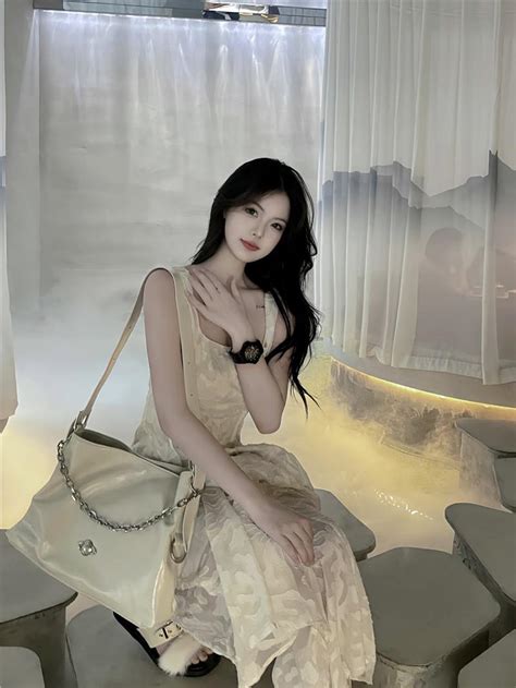 비스켓바스켓 뷔스티에 나시 굵은끈 플라워 로맨틱 드레스 셀프웨딩 파티 휴양지 바캉스 룩 코디 추천 롱드레스 원피스