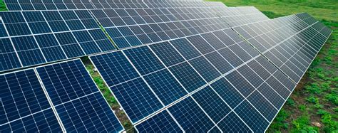 태양 전지판의 조감도 공원 녹색 에너지 전기를 생성합니다 친환경 에너지는 탄소 배출량을 줄이고 지구를 더 깨끗하고 친환경적으로 만듭니다 환경 저장에 대한 대체 전원