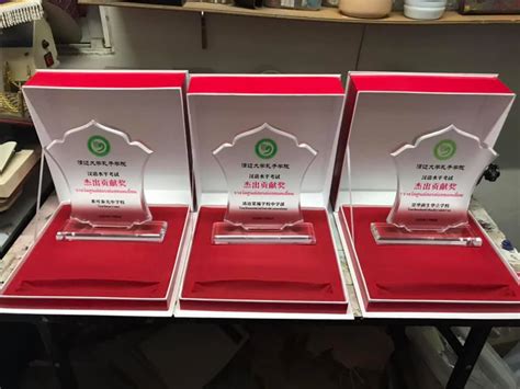 โละอะคริลิก 8 นิ้ว พร้อมกล่อง 900 บาท โล่ห์รางวัลเชียงใหม่