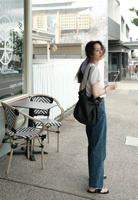 패션엔 정려원 벌써 여름 날씨 변덕 때이른 반팔에 쪼리까지 심플 산책룩