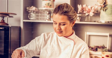 크림 준비 전문 숙련 된 요리사가 우유가 담긴 유리를 들고 그릇에 붓습니다 사진 Unsplash의 사람 이미지