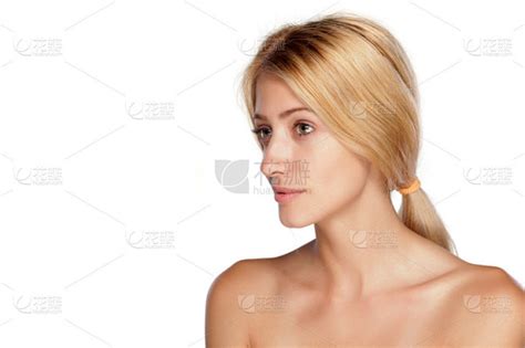 漂亮的年轻金发女郎没有化妆在白色的背景